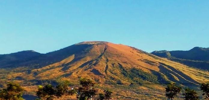Gunung Guntur: Menjelajahi "Semeru Kecil" yang Eksotis di Jantung Garut