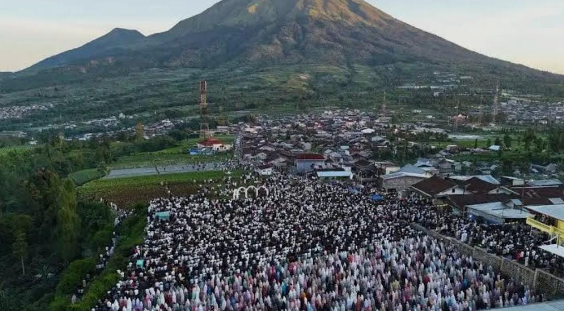 Khusyuk di Alam Pegunungan: Salat Id di Basecamp Sumbing Garung dengan ...
